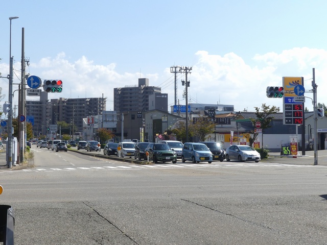 信号機＜石川県＞ 一部使用しない3位式矢印灯器（おまけの赤）